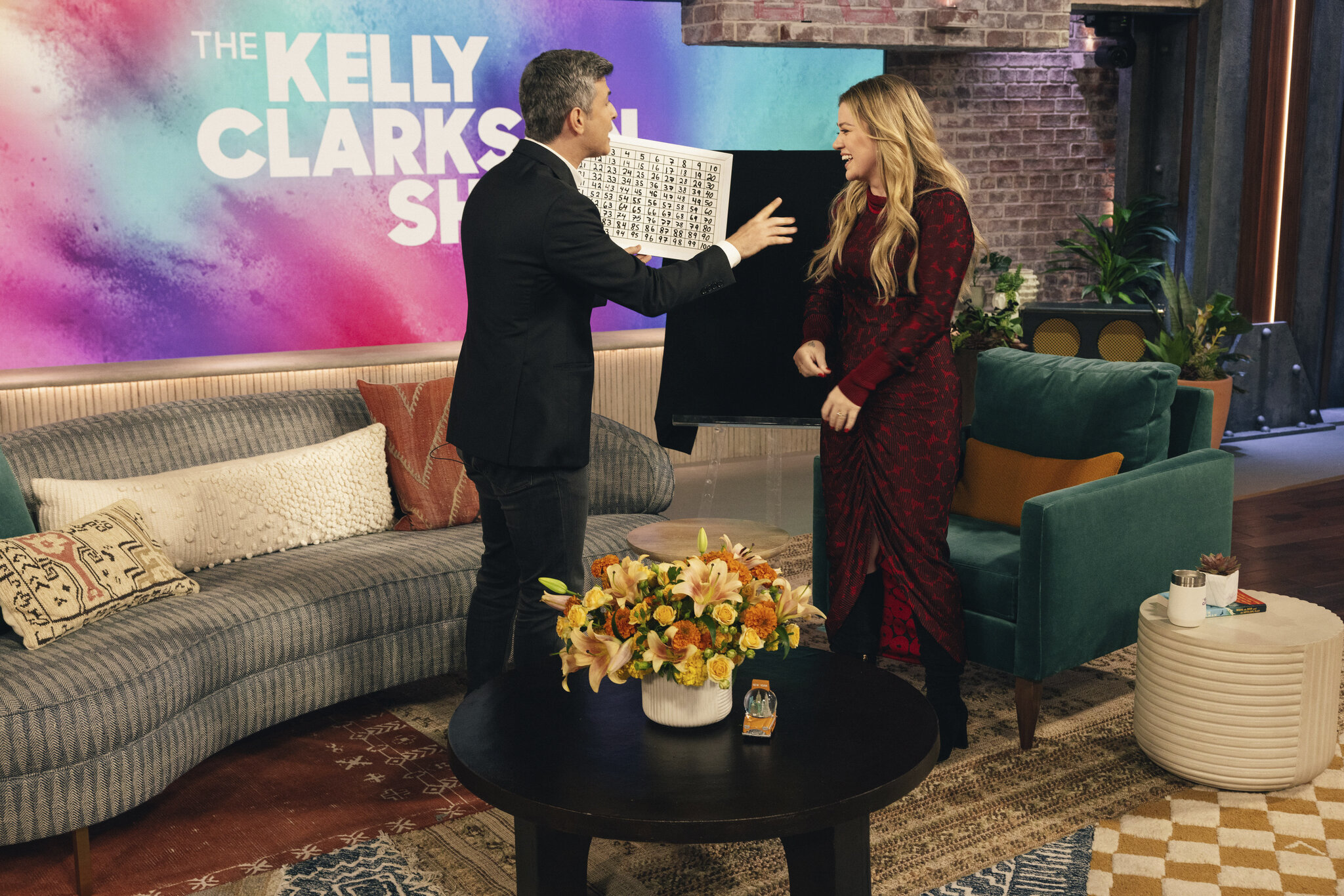 VIDEO: Kelly Clarkson Freaks Out Over Asi Wind Magic Trick